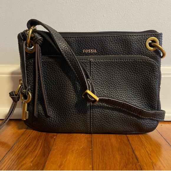 Fossil | Bags | Fossil Leather Crossbody | Poshmark